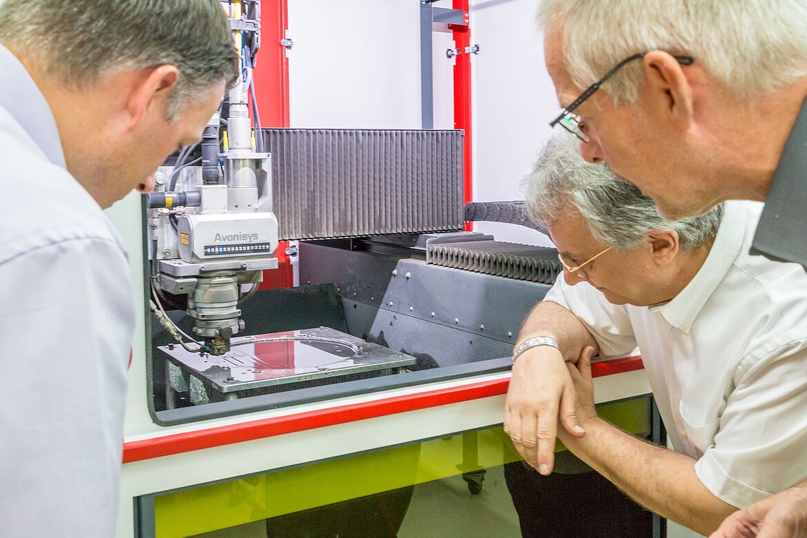 Keramikbearbeitung - 2D Hochgeschwindigkeits-Laserchneiden von Dünnblechen